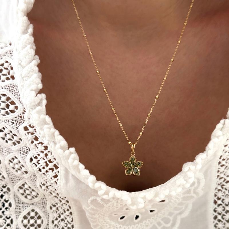 Collier "Ayla" plaqué or - Avec pendentif fleur à zircons verts ...